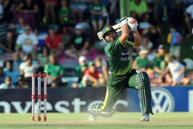 Shahid Afridi biggest Six | When the legend steps onto the field - Cricbuzz